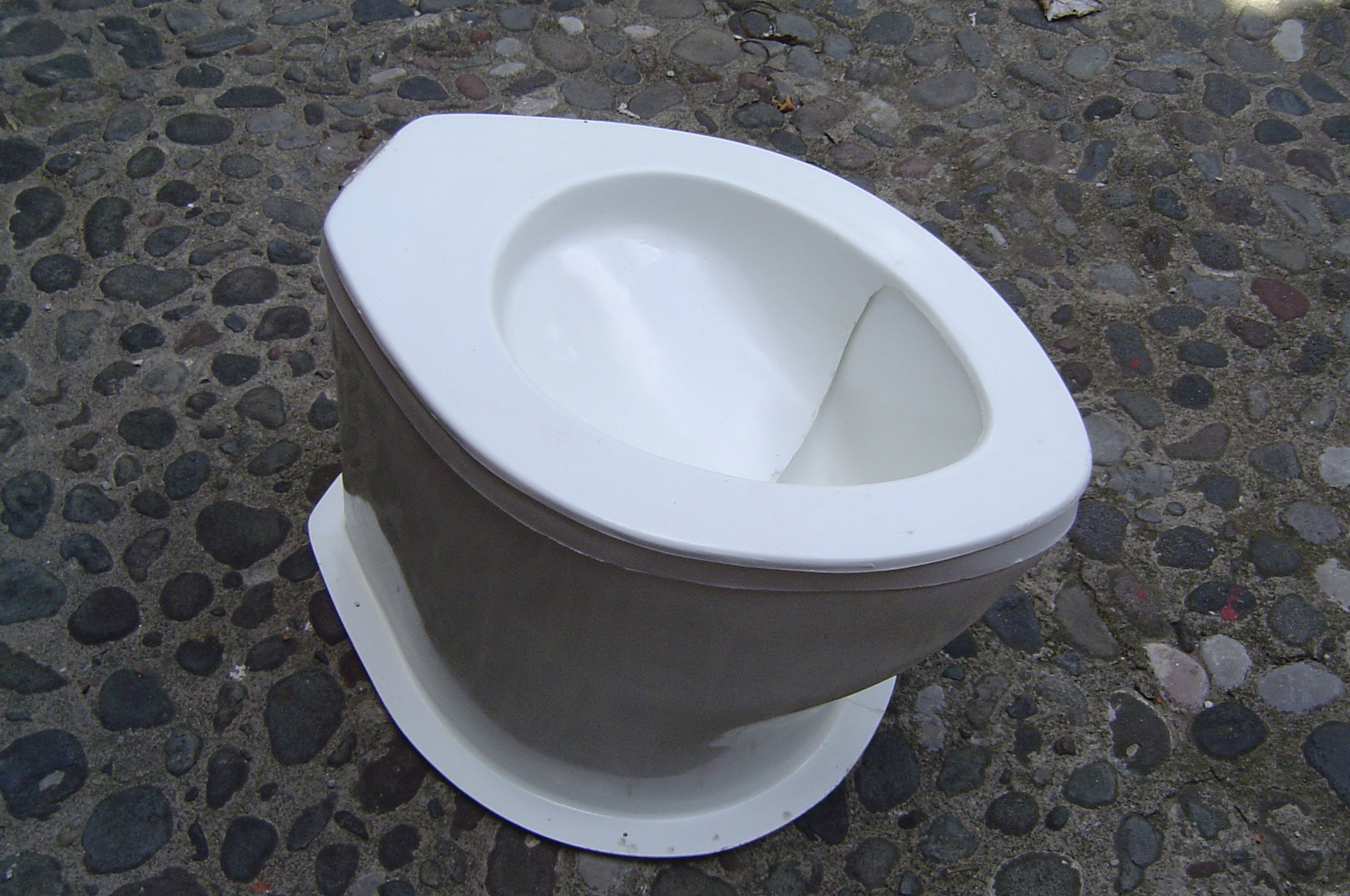 Ecological Dry Toilet - designlikeyougiveadamn.com