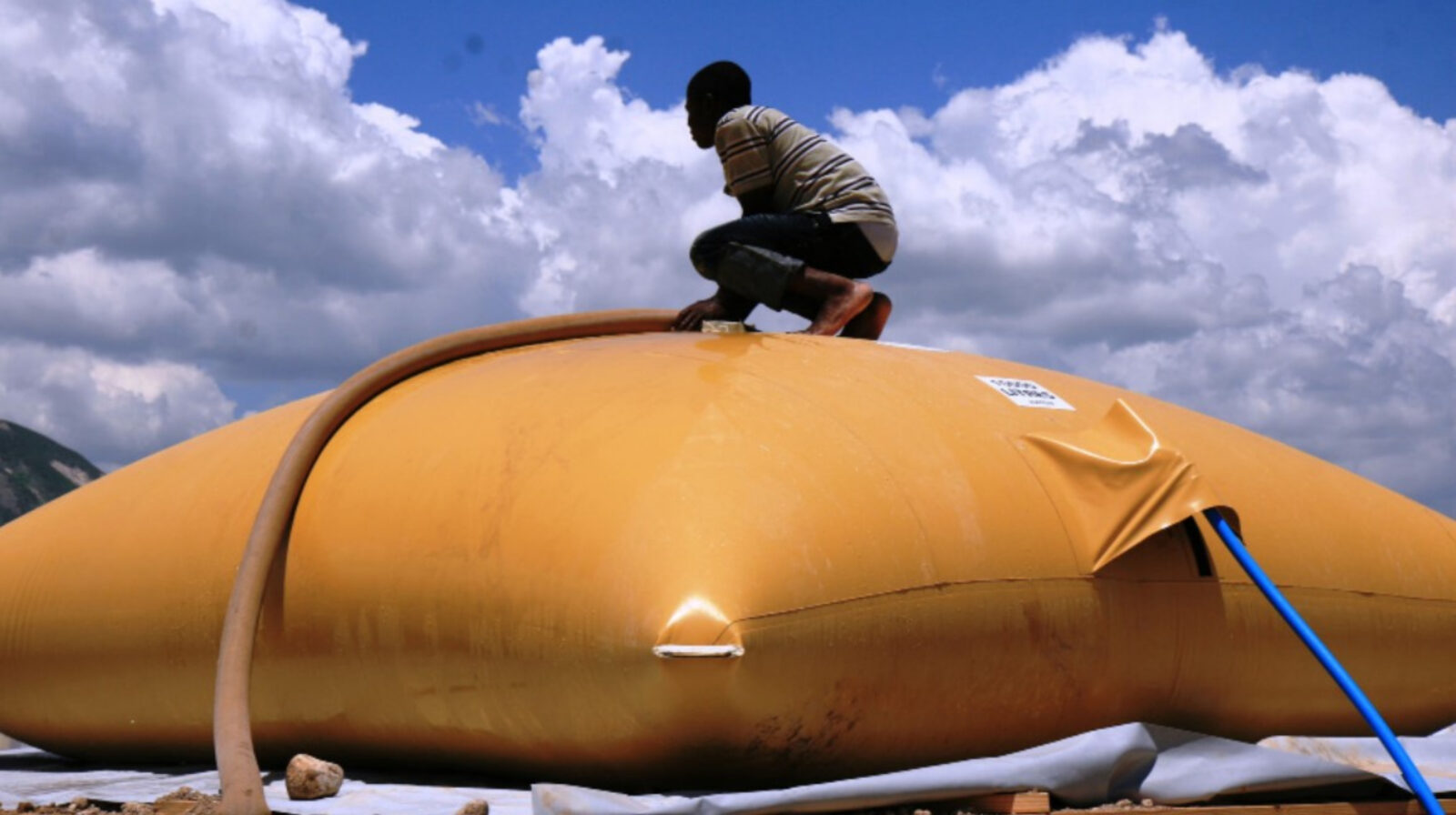 Emergency Water Bladder - designlikeyougiveadamn.com